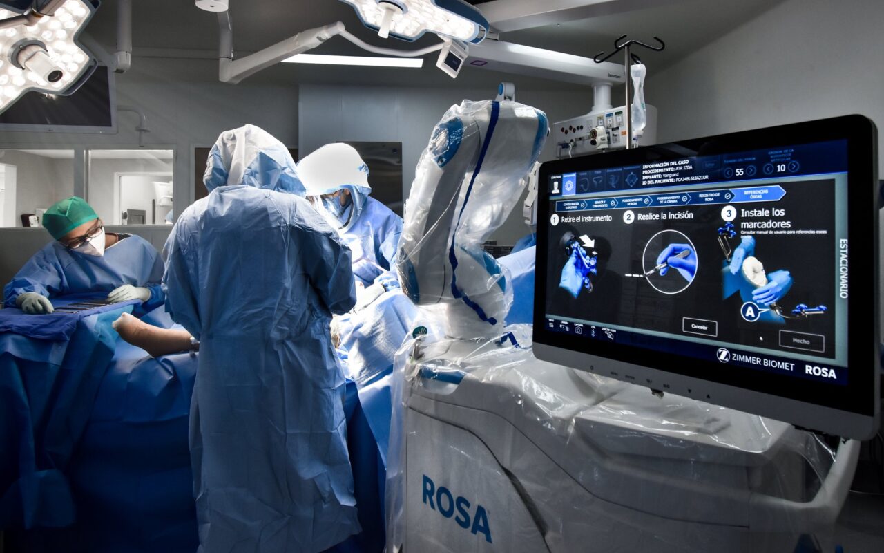 Robot ROSA, un asistente para mejorar la precisión en cirugías deportivas