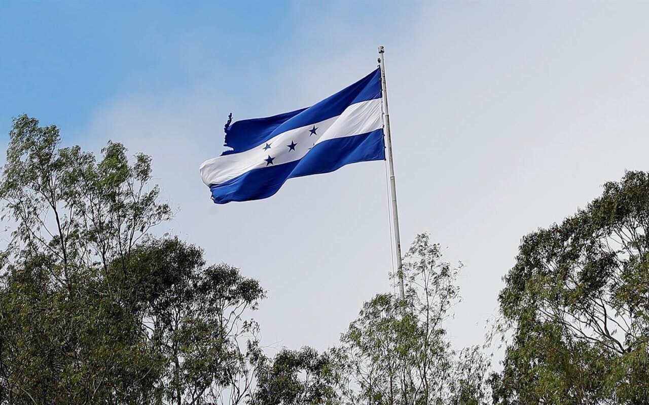 El color azul en la bandera de Honduras a través de su historia