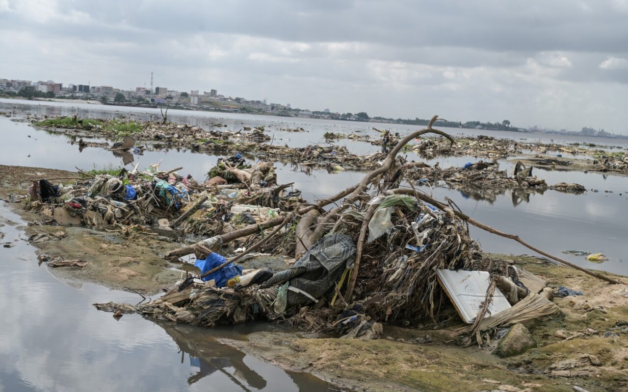 La "perla de las lagunas" de Costa de Marfil pierde su brillo por la contaminación